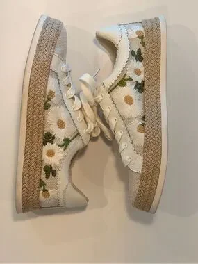 Dolce Vita | Shoes | Dolce Vita Azalia White Daisy Raffia Embroidered ...